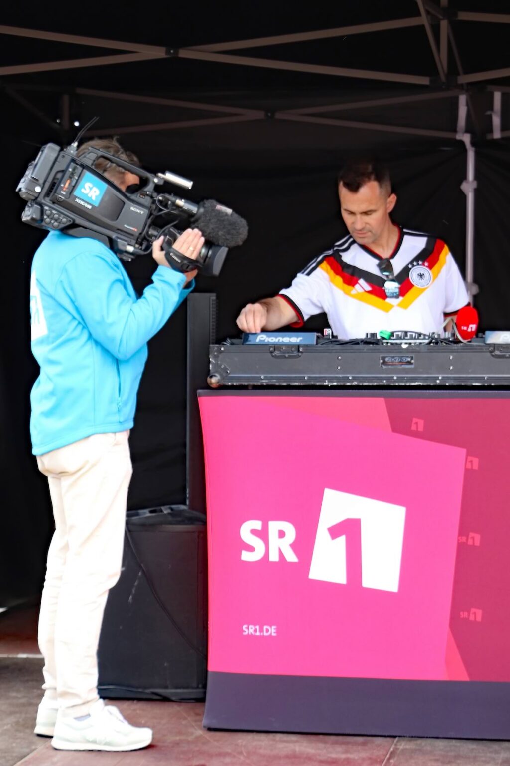 2.800 Fans auf dem Christian-Weber-Platz: Homburg feiert Deutschland ...